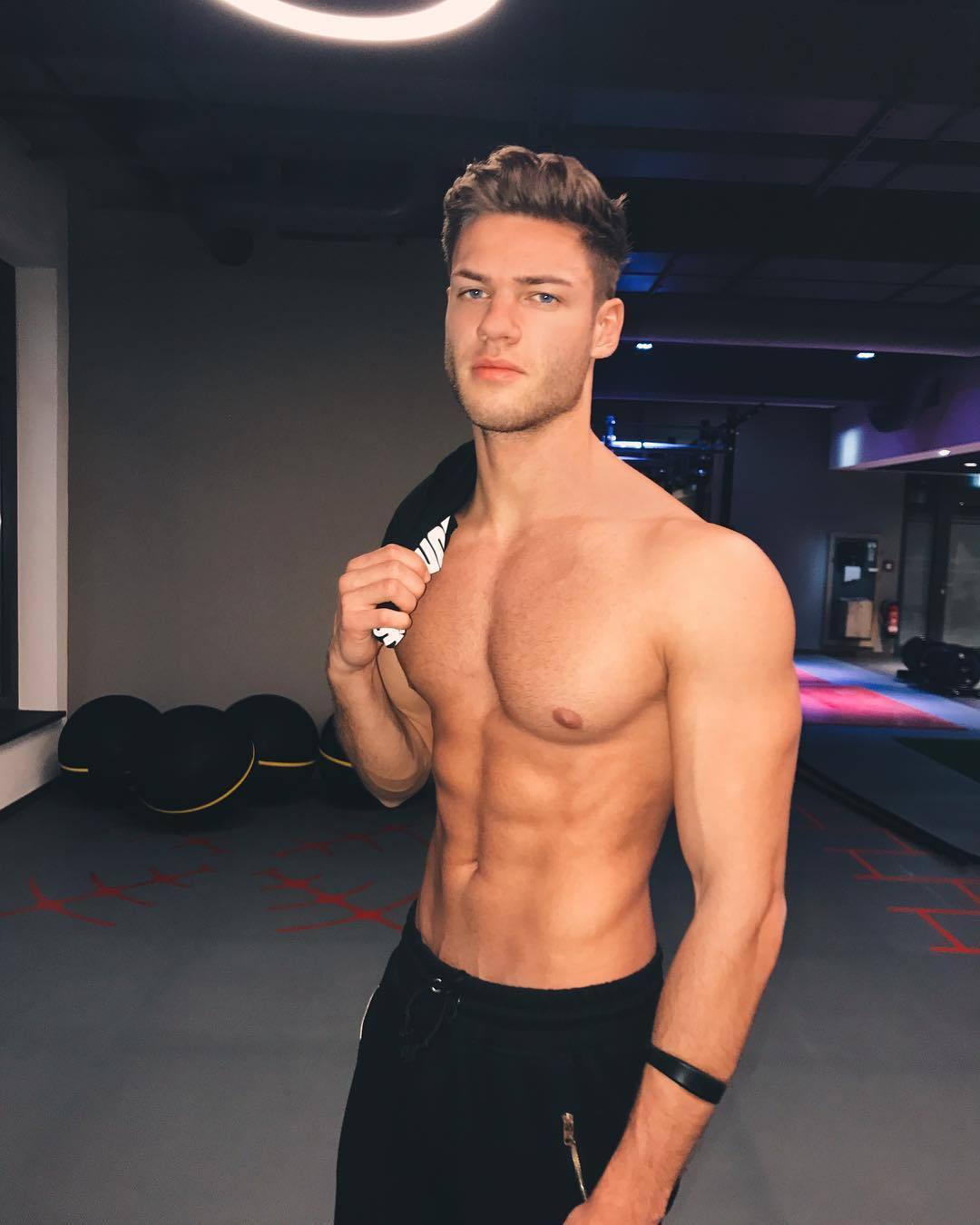 5 shirtless fit men - GAYFRIENDSCHAT.com