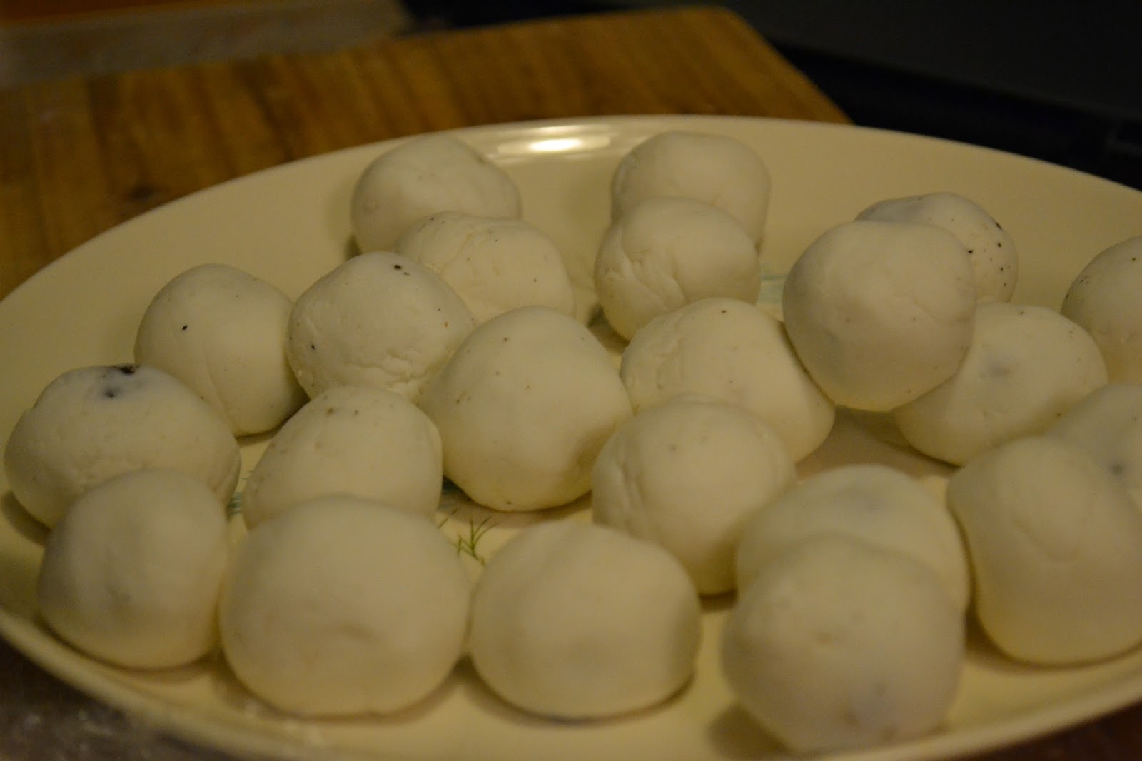 Krumbli: Sweet Sesame Dumplings 汤圆 (Tangyuan)