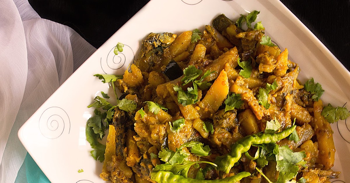 Chuno Macher Chorchori / Bengali Dry Vegetable Curry with Small Fishes