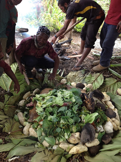 Warakamb: Papua New Guinea: Warakamb Style Mumu, cooking food with hot ...