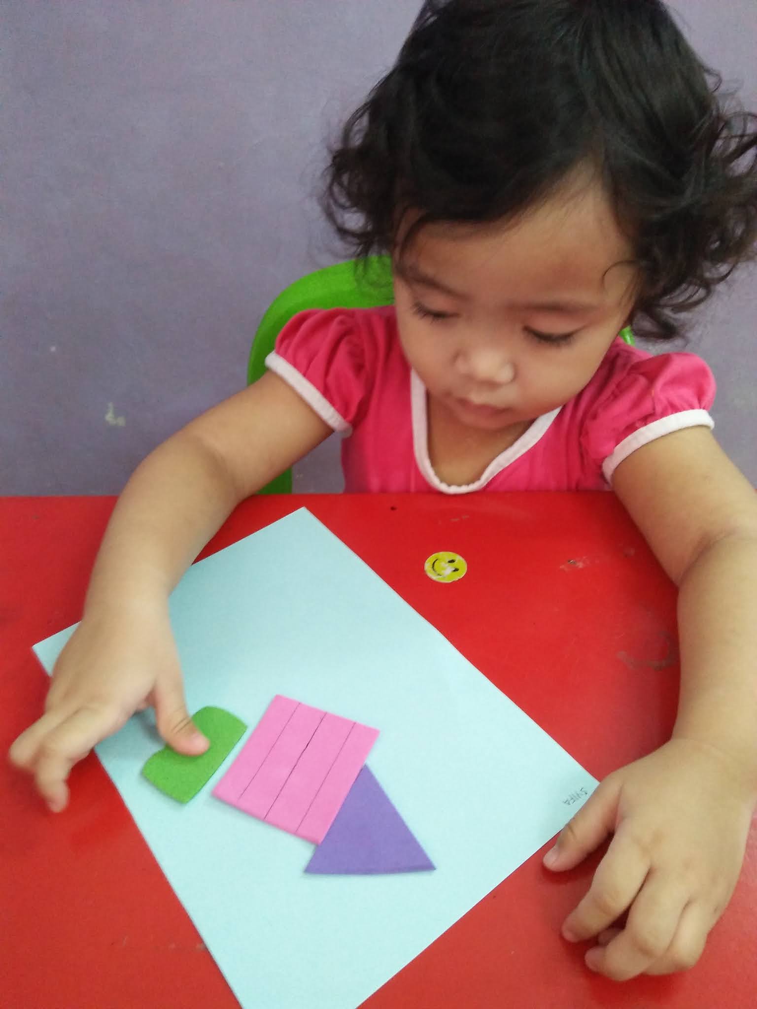 Taska Ummi Ida: Aktiviti 2 Tahun : Aktiviti Kolaj Bentuk