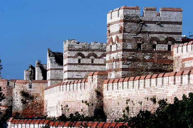 Tembok Raksasa Bersejarah yang Masih Berdiri Megah Hingga Sekarang ...