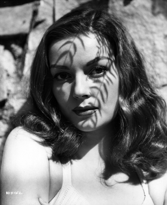 35 Gorgeous Photos of American Actress Hazel Brooks in the 1940s ...