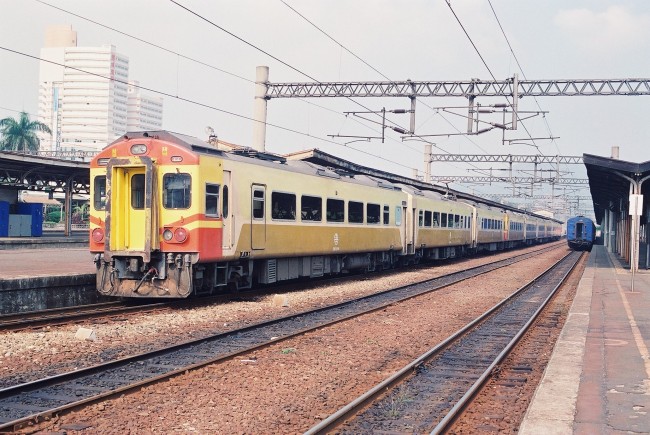 飛行場の測候所: 從EMU200變身為紅斑馬的EMU1200