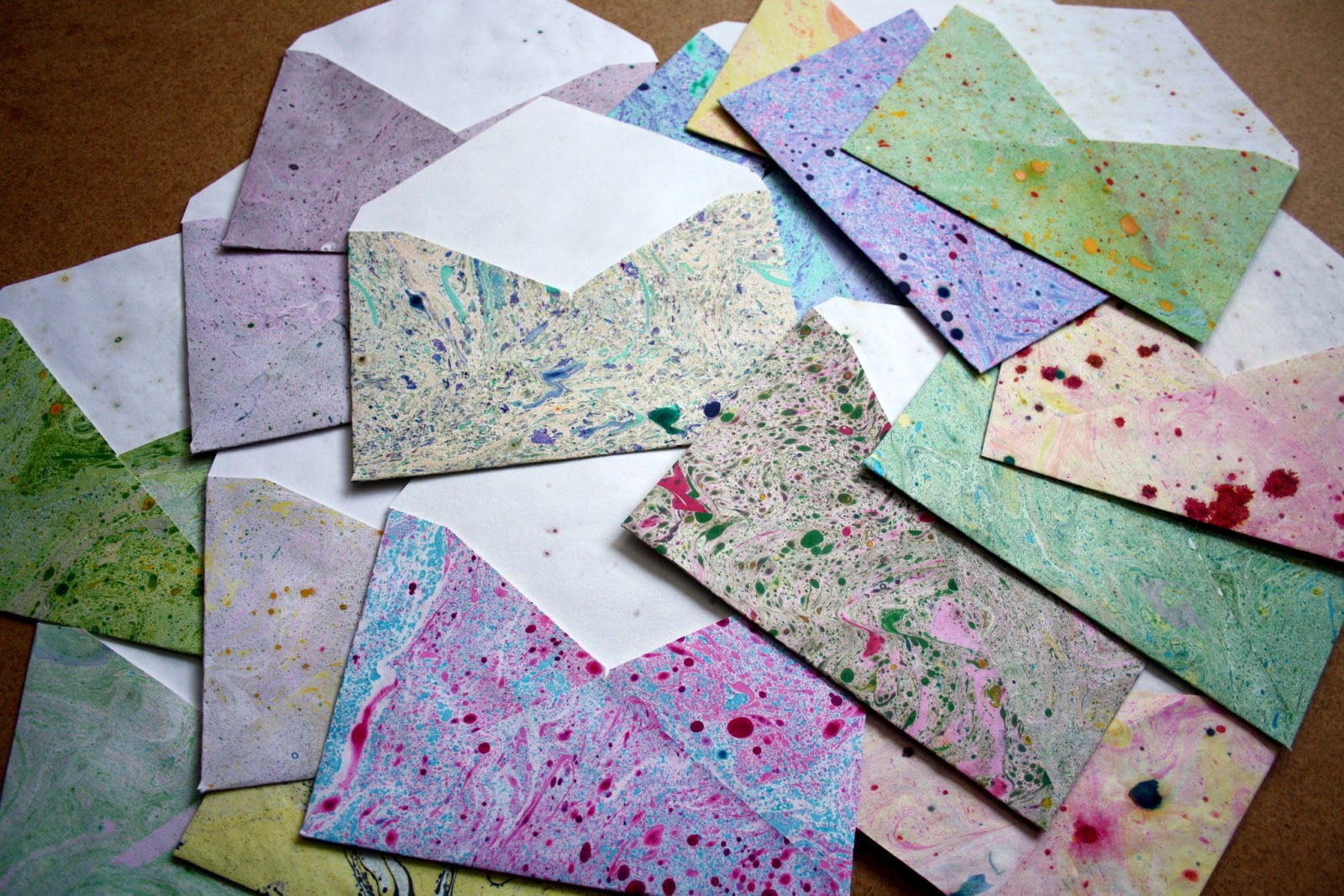 Tyg och otyg.: Marmorerade kuvert.