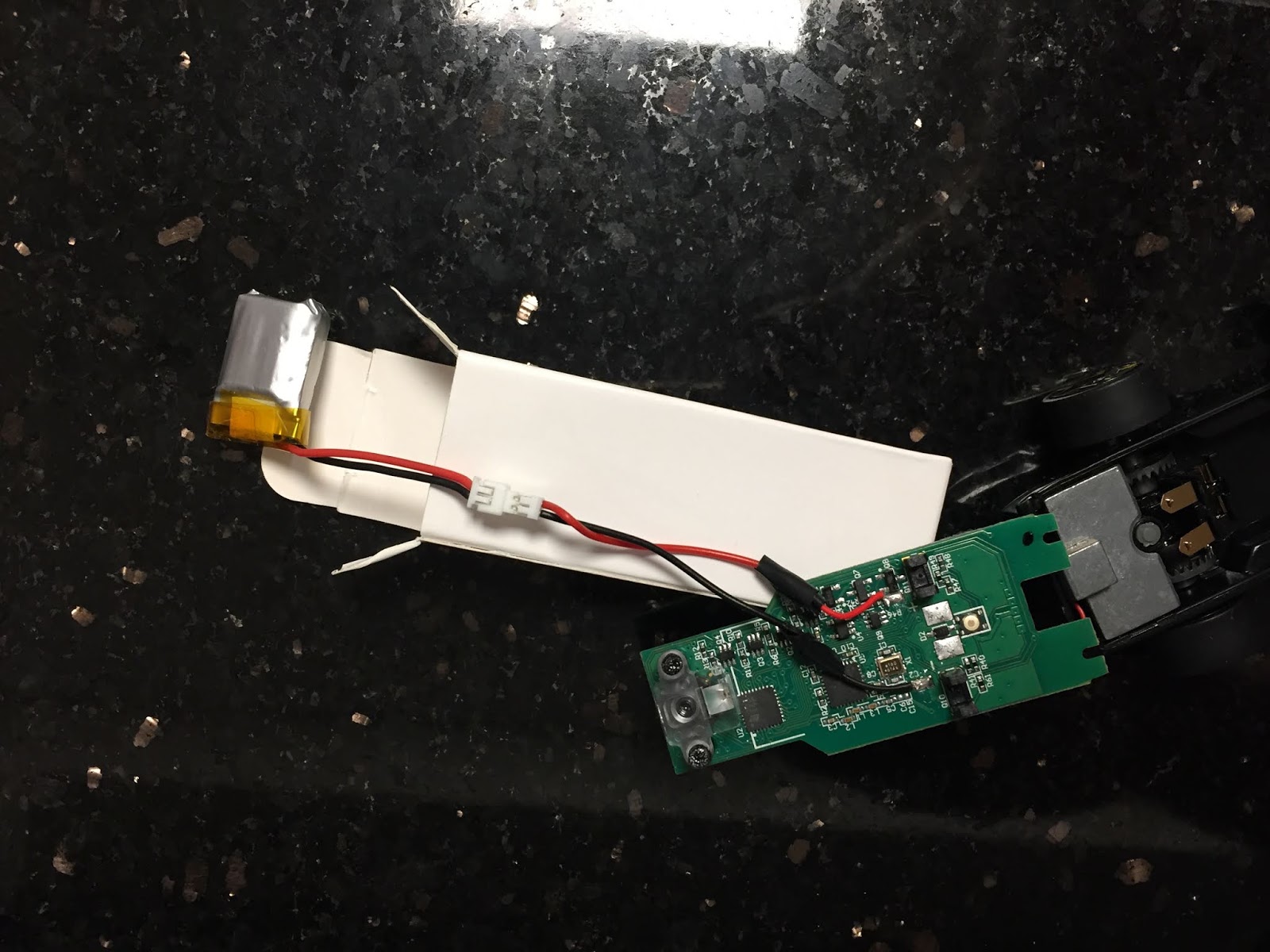 Walid Nehme: Anki Overdrive battery replacement without soldering.