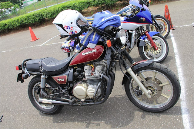 ROAD RIDER: KAWASAKI Z750 SPECTRE スペクター