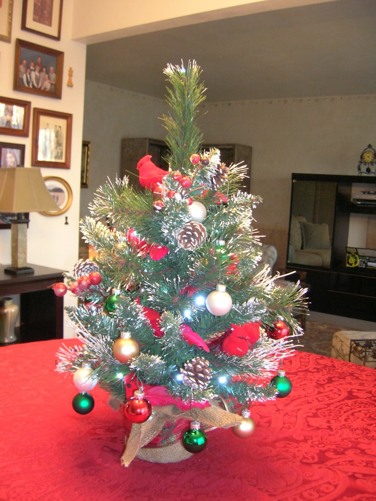 Maison Newton: My Cardinal Christmas Tree!