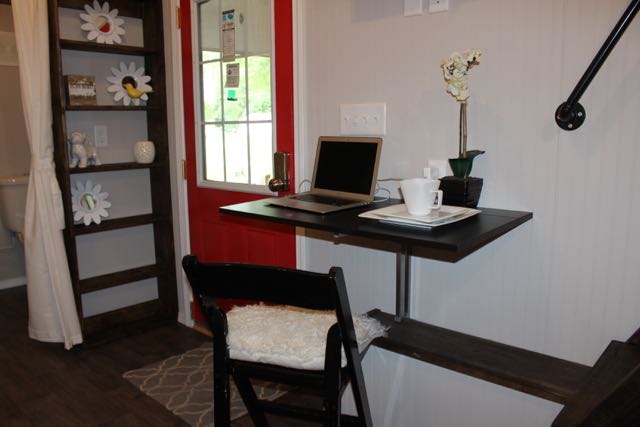 TINY HOUSE TOWN: Manor Grey Relax Shack Tiny House