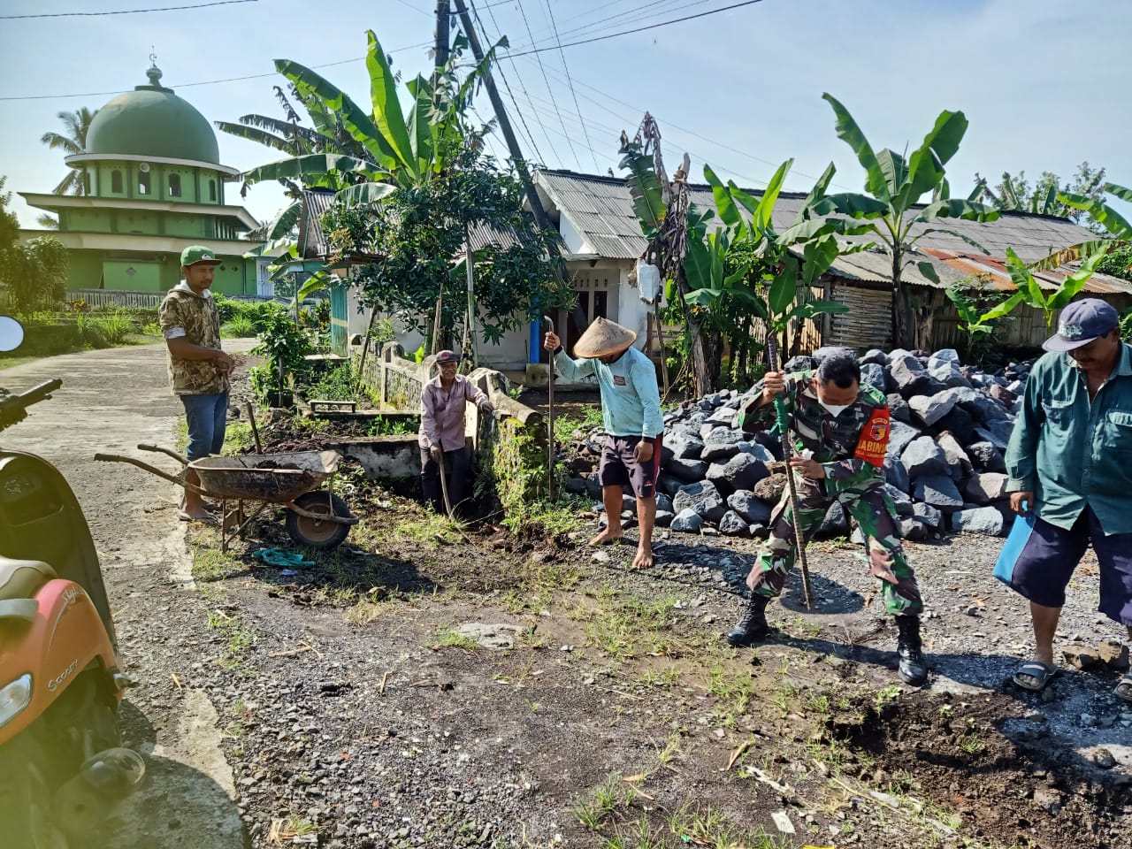 Ciptakan Lingkungan Sehat, TNI dan Masyarakat Desa Blukon Kerja Bakti ...