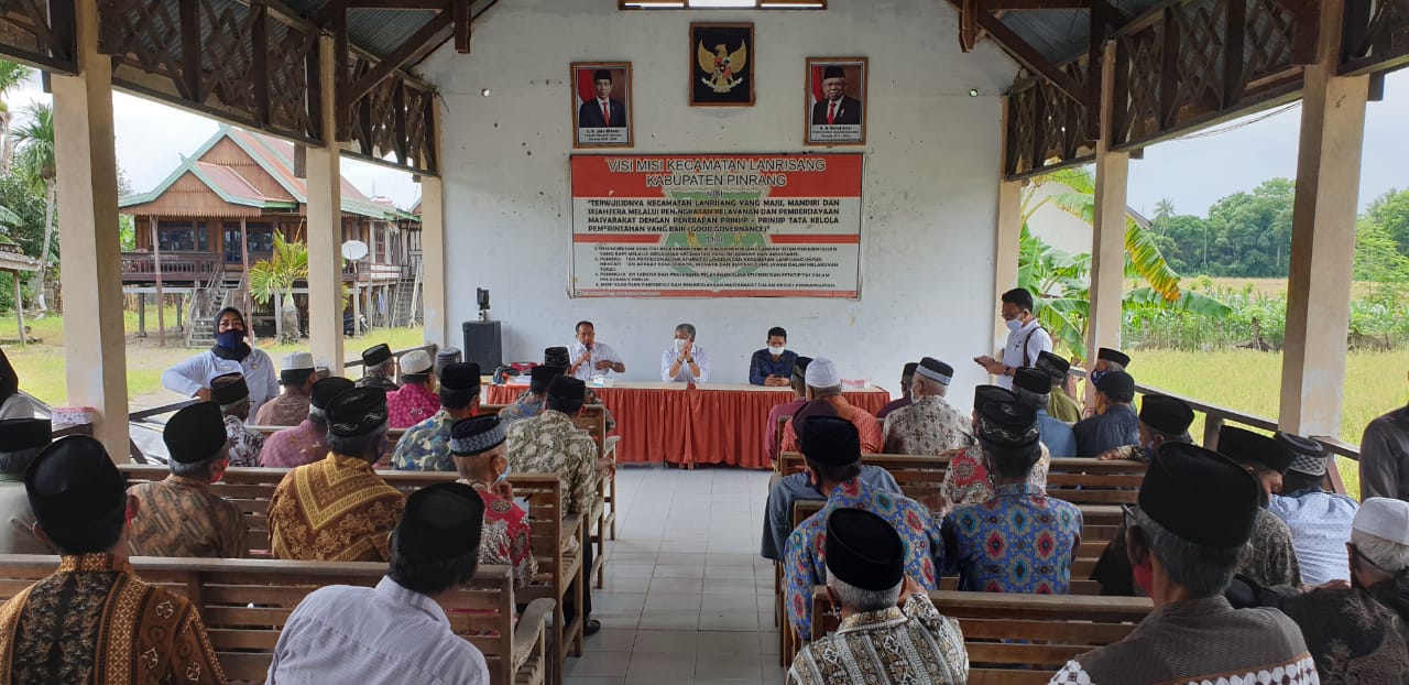 Pemkab Pinrang Salurkan Insentif Bagi Imam dan Pegawai Syara Pemkab Pinrang Salurkan Insentif Bagi Imam dan Pegawai Syara
