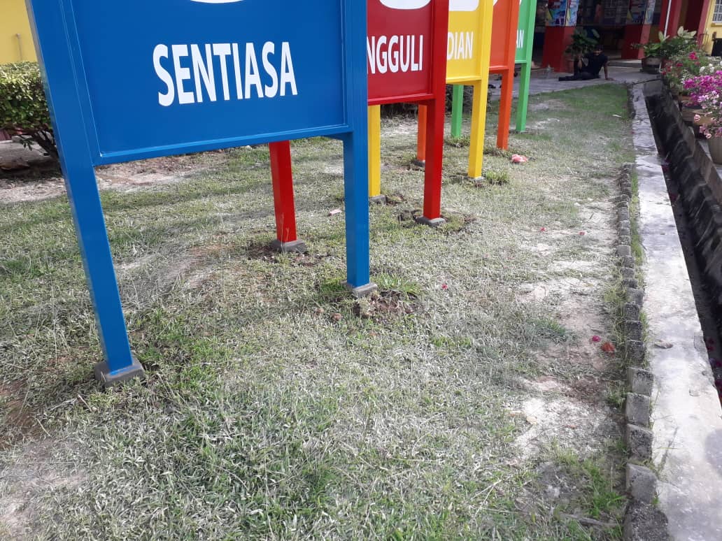 AWNING PAGOLA DAN GRILL : Nilai :Memasang Set Papan Tanda Ikon SMKDC.