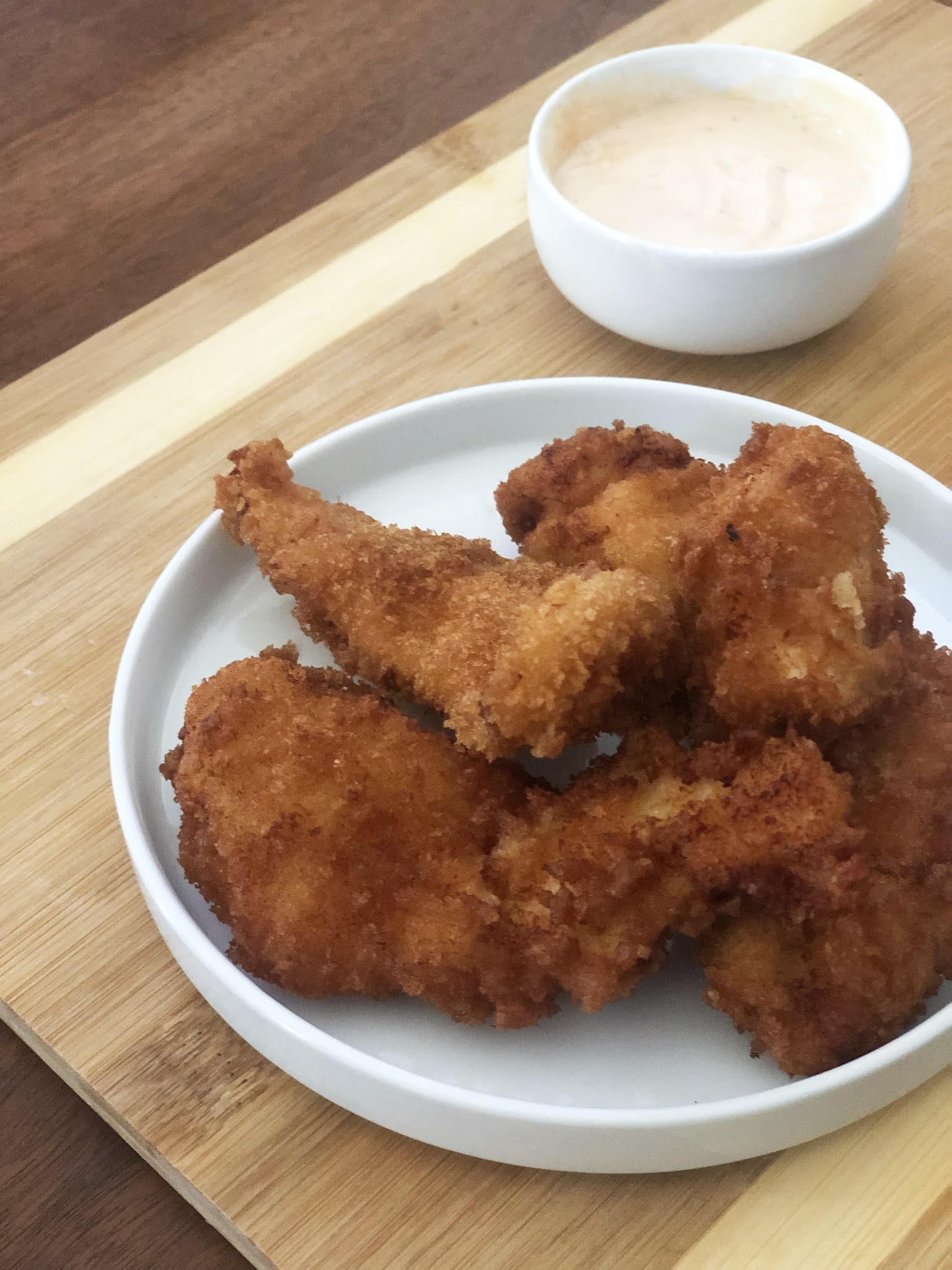 Friterad kyckling med dippsås. För att alla älskar friterad kyckling.