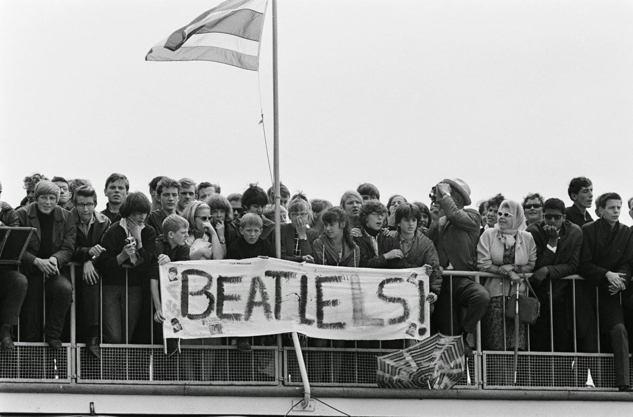 50 Interesting Black and White Photographs of the Beatlemania During ...