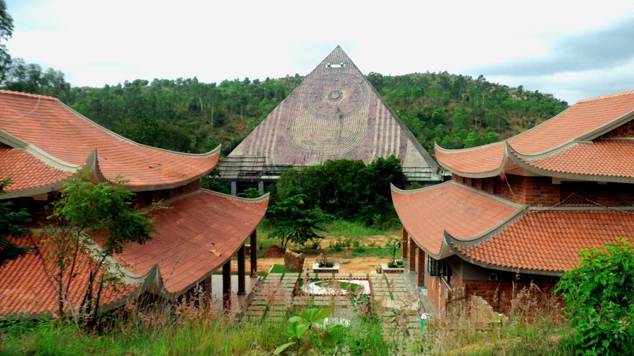 Pyramid valley and Art of Living - Dive into the serenity 11/01/2015