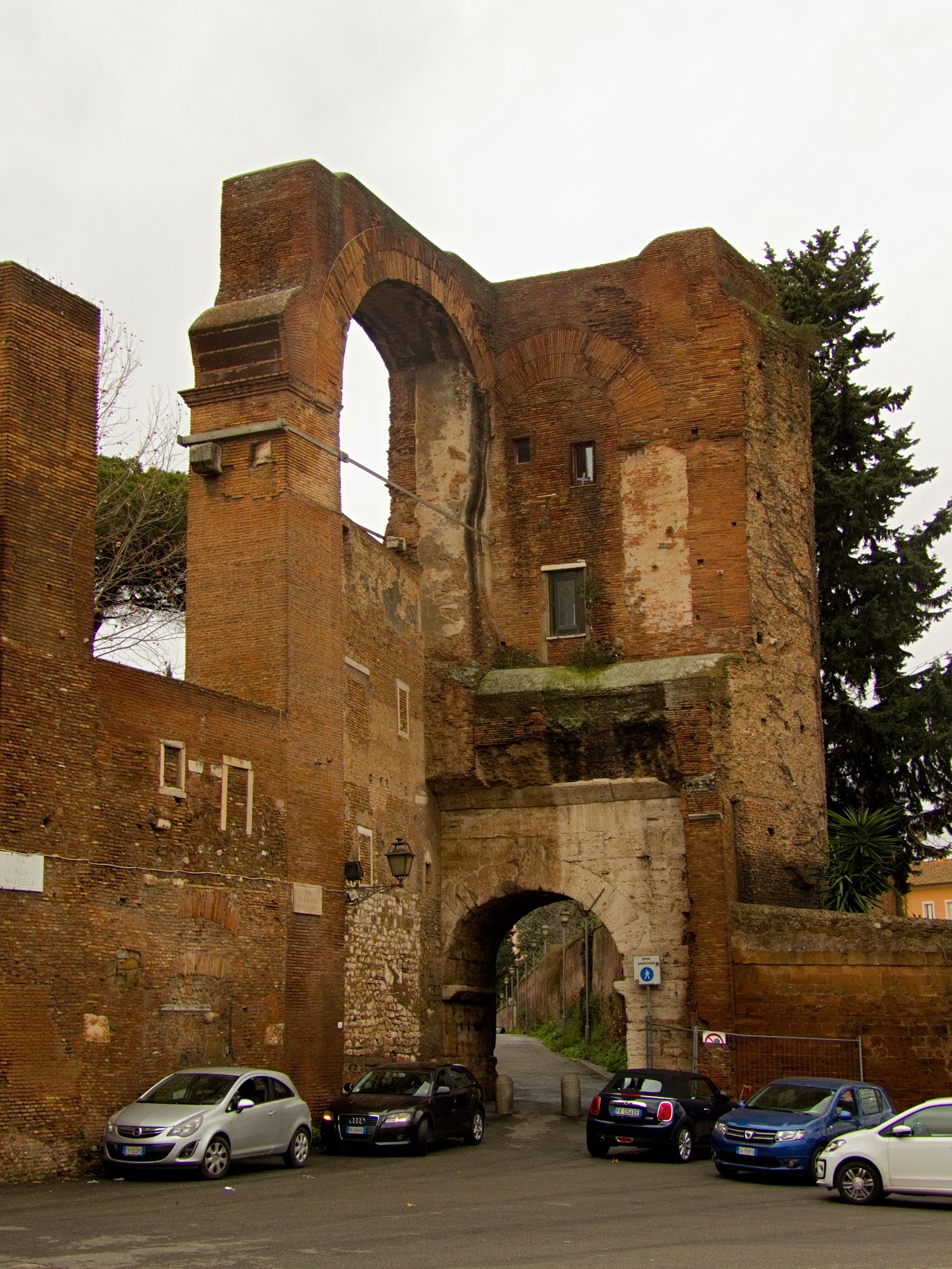 La Porta più antica di Roma (e quella più moderna) - Pazza di Roma