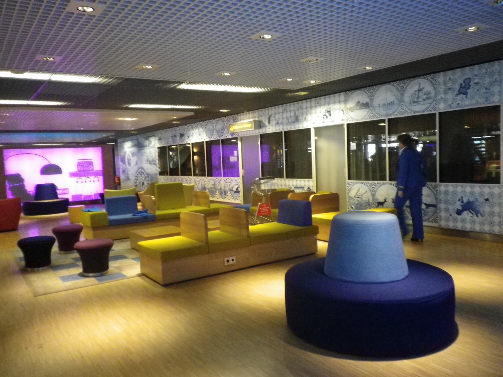 Pushing the Pull: Awesomest Library Ever: Amsterdam Schipol Airport Library