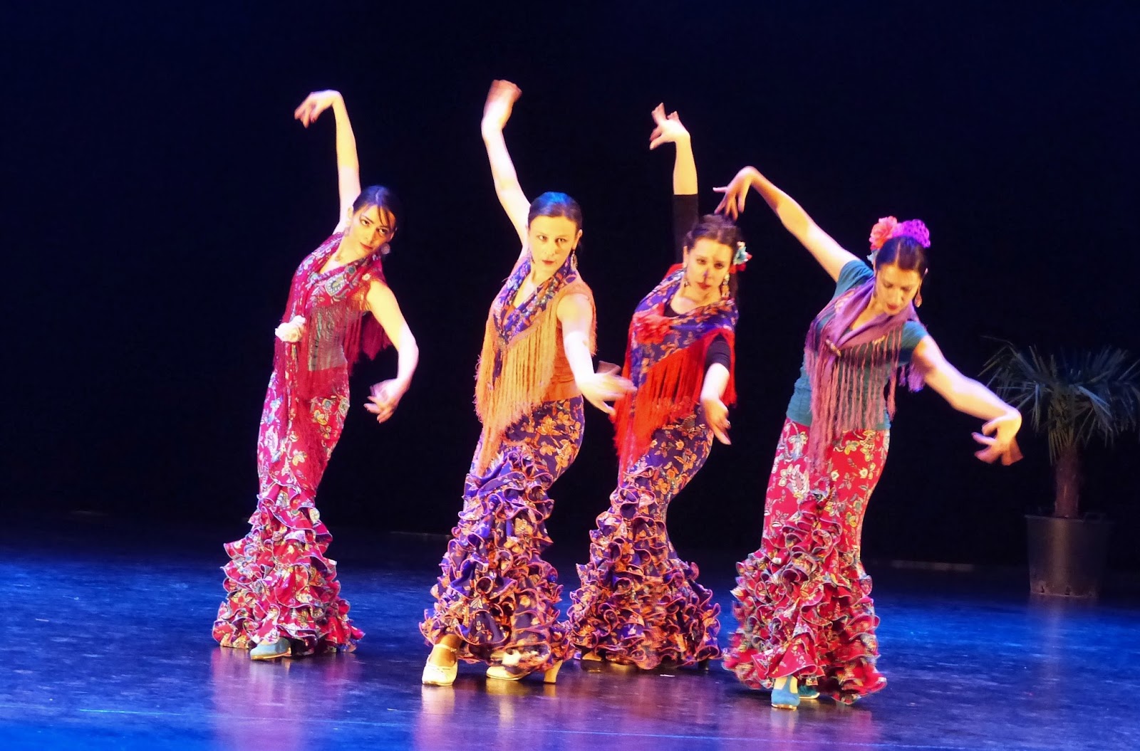 Notre Dame d'Oé: Beau spectacle de danses du monde avec le comité Ann'oé