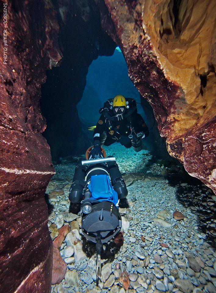 El viajero inesperado.: El pozo azul, otro santuario para el espeleobuceo.