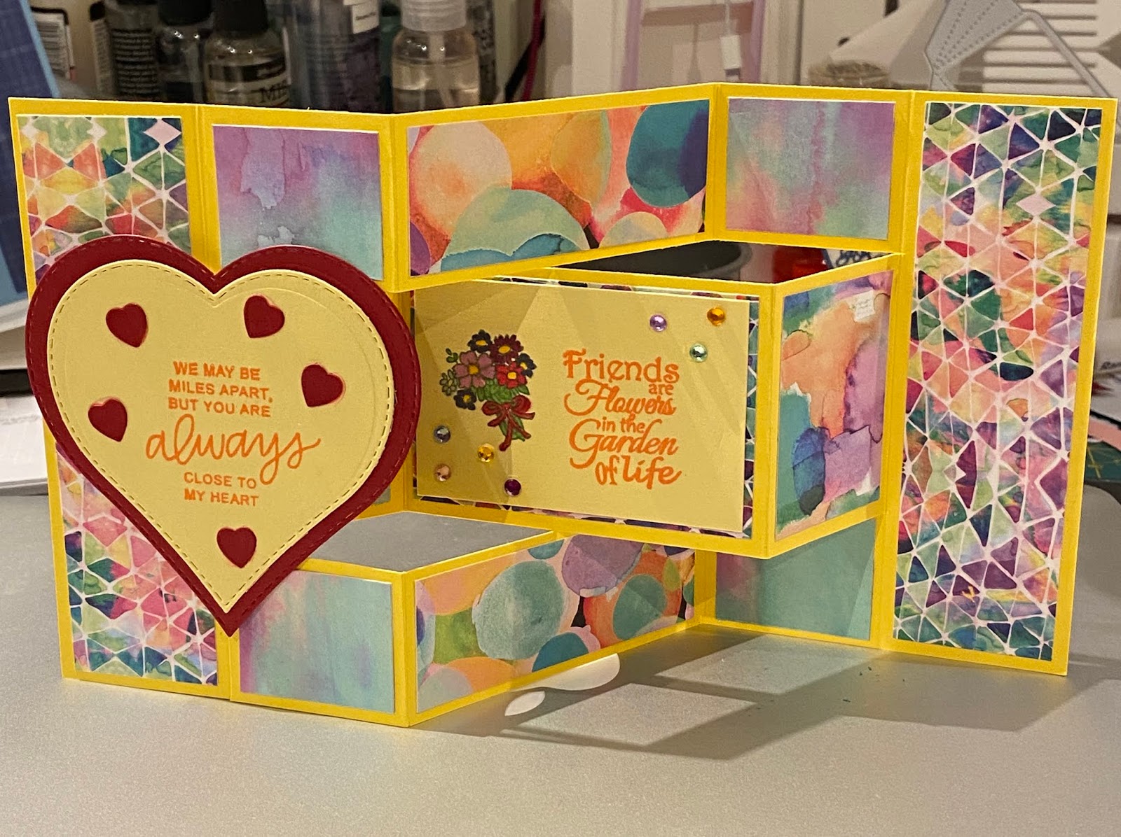 Paper Crafting by Heidi Angelika: Tri-Fold Shutter Card "hang-up".