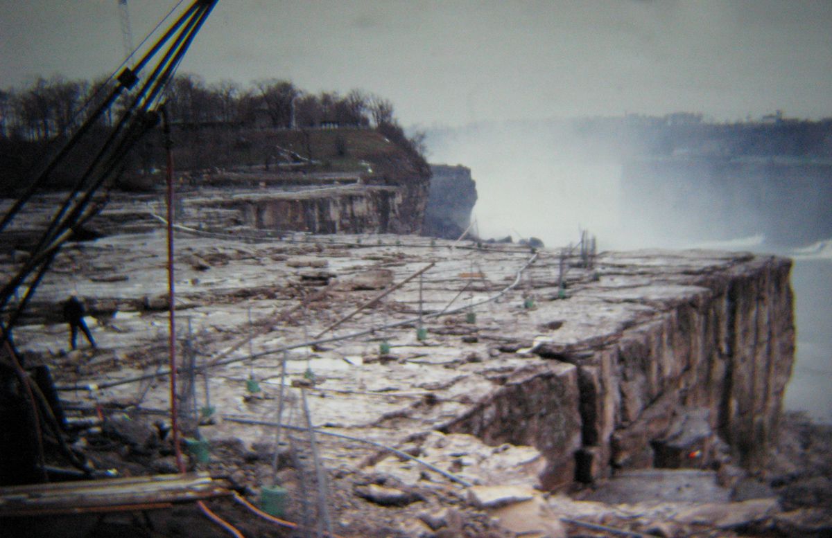 Amazing Photographs Show the Moment the Iconic Waterfall Niagara Ran ...