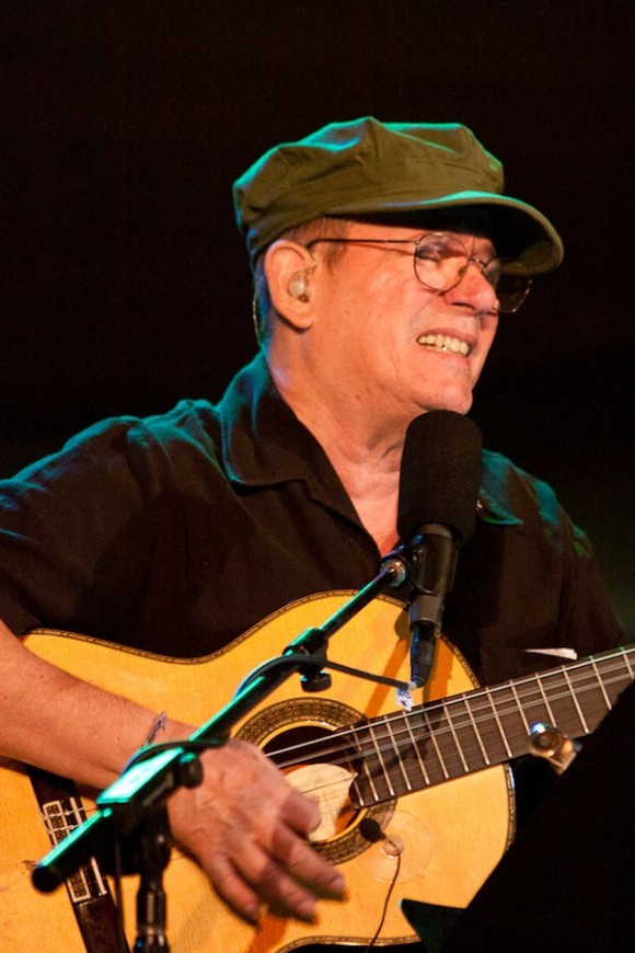 Latino América Unida: Biografía de Silvio Rodríguez