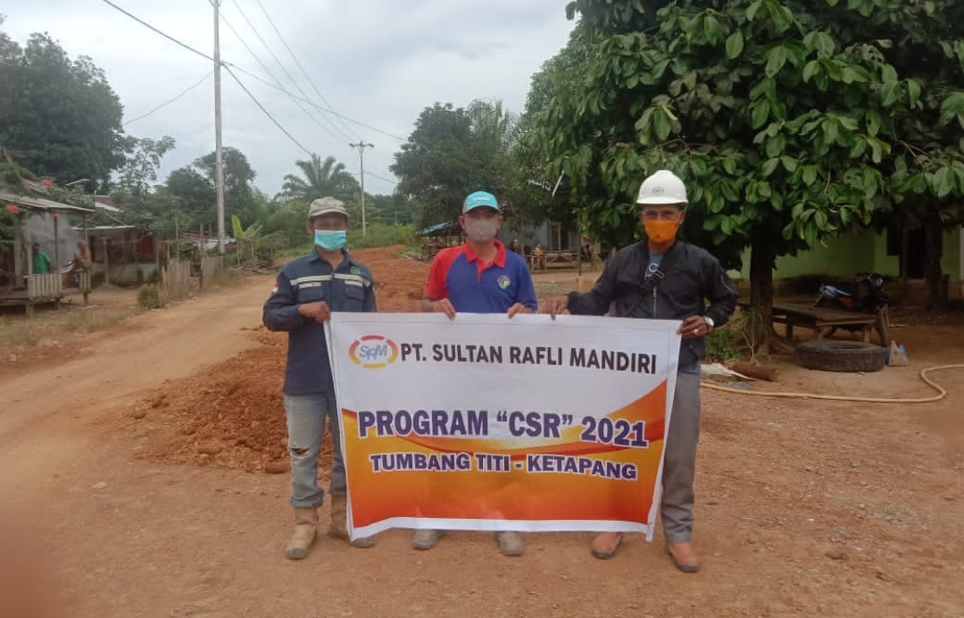 Program CSR PT SRM Bantu Perbaikan Jalan di 4 Kecamatan | Suara Ketapang