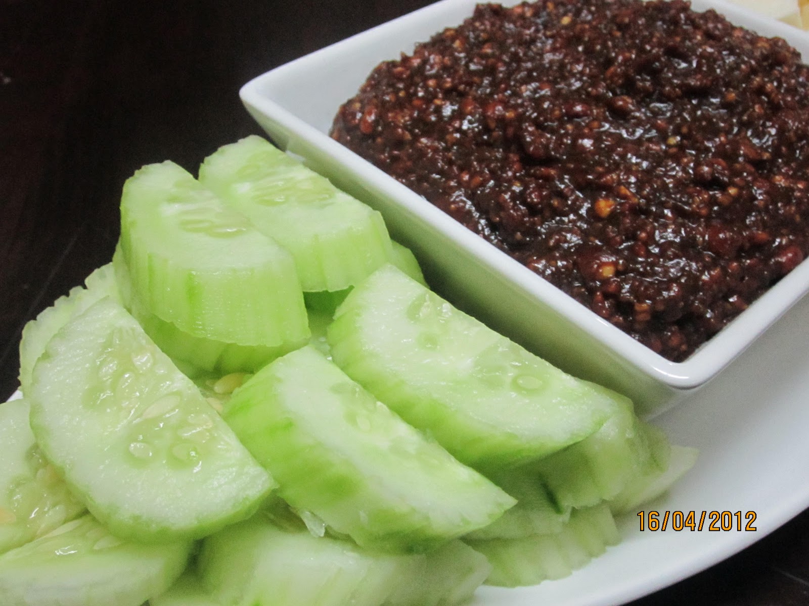 Asmah Wani Nur Amni: Ulam Pitis Dengan Timun & Sengkuang