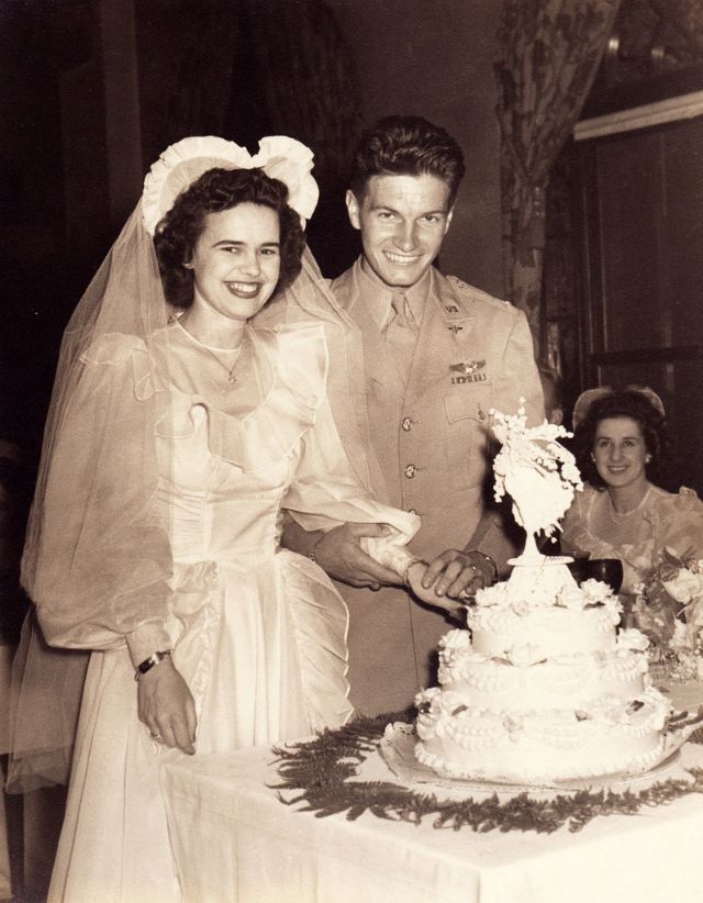 Wartime Marriage: Lovely Photos of WWII Soldiers With Their Brides ...