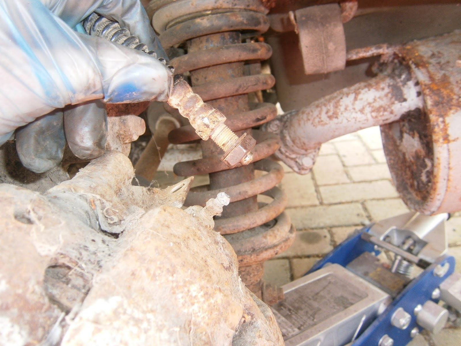 Lotus Excel Restoration: Dismantling the rear brakes and Parking Brake