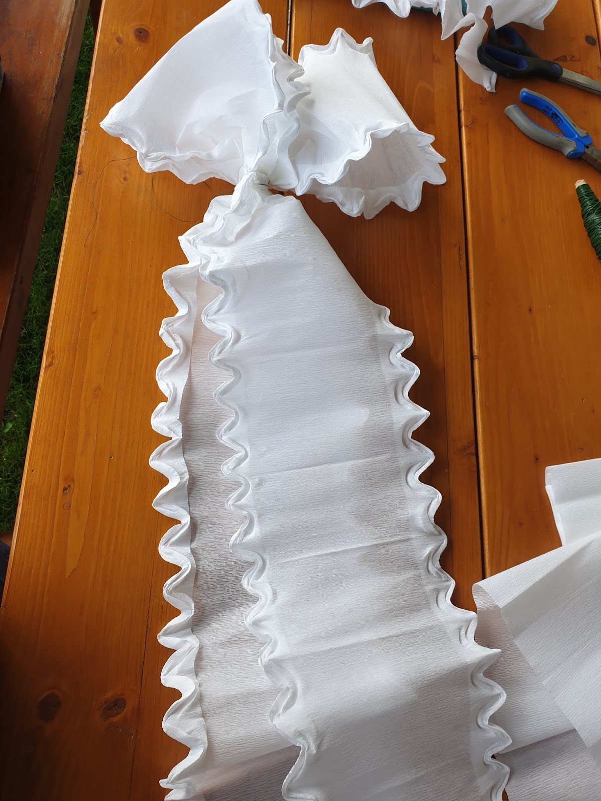 selber machen: Krepp Papier Rosen und Krepp-Papier Schleifen