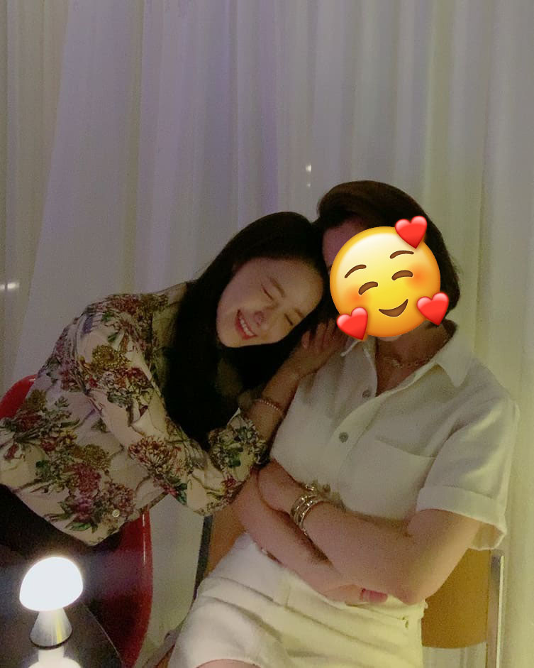 See SNSD YoonA's happy photos with her friends - Wonderful Generation