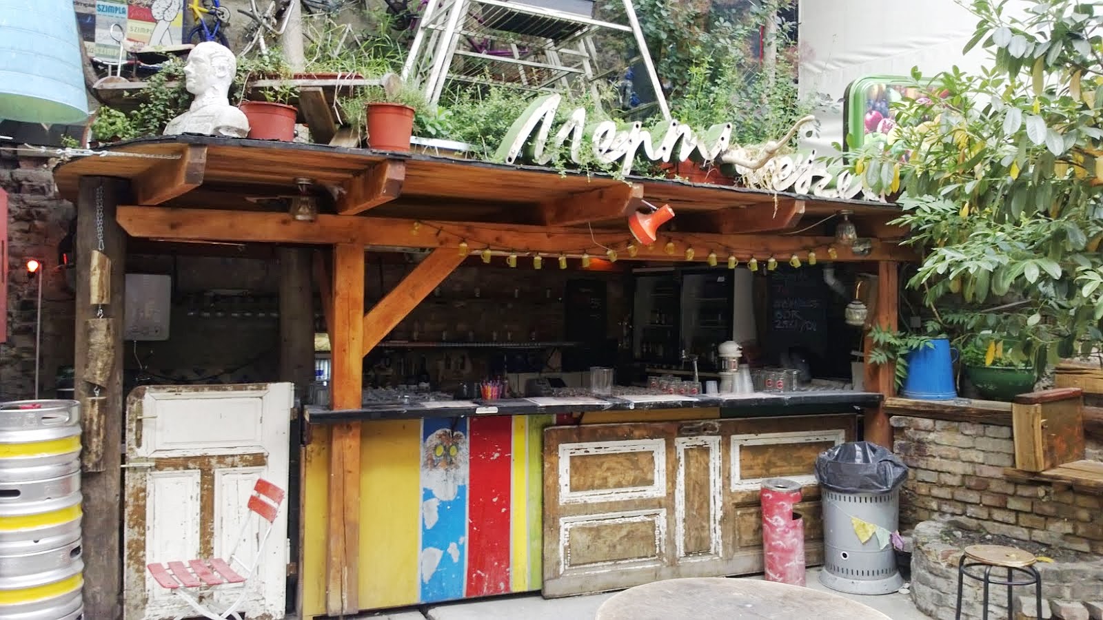 Nicholas Gabor Waxman: Budapest Romkocsma - Szimpla Kert