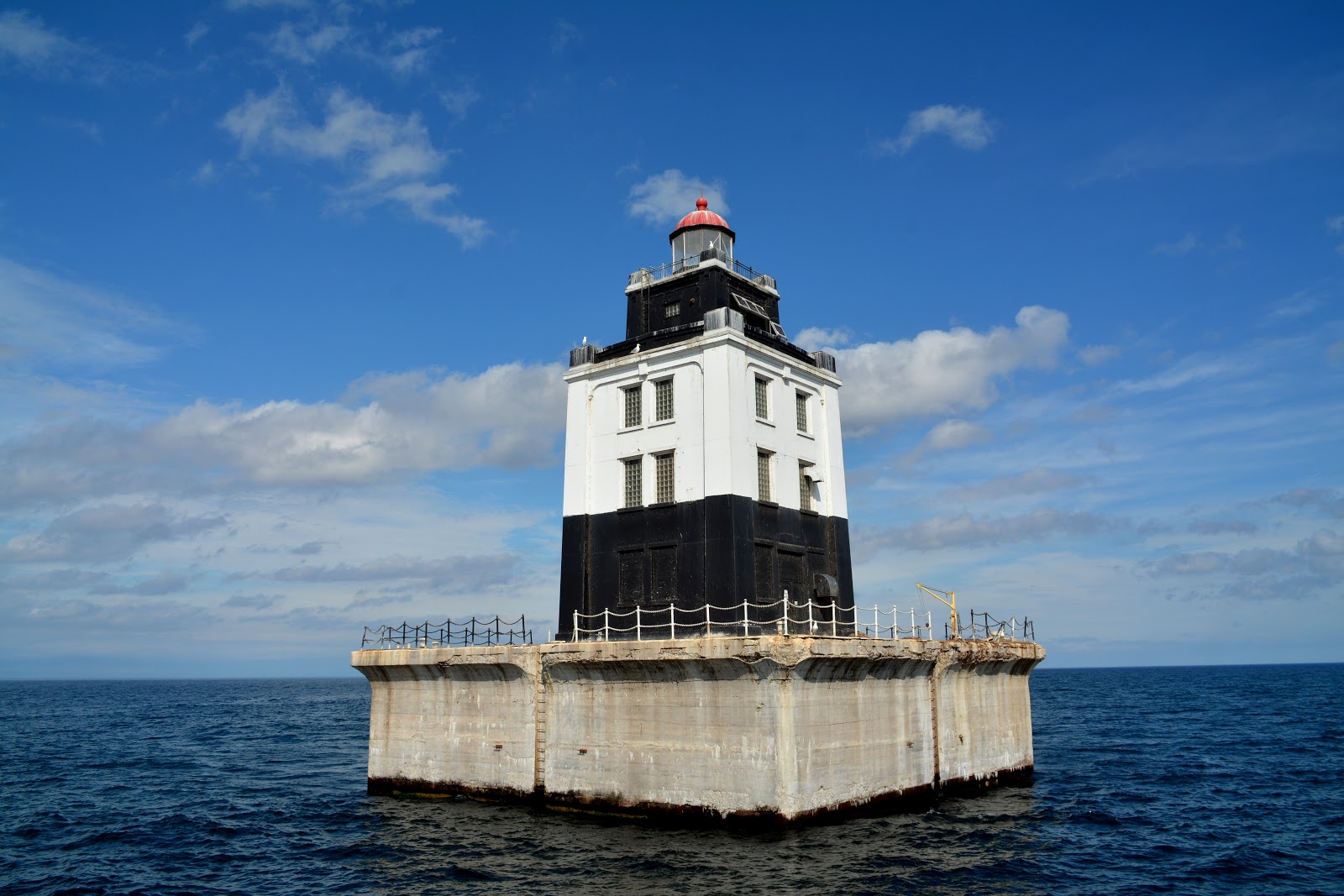 WC-LIGHTHOUSES: POE REEF LIGHTHOUSE - LAKE HURON, MICHIGAN