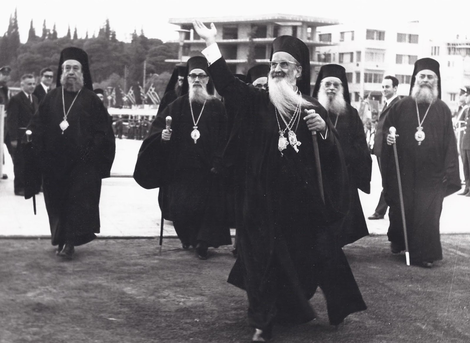 Η Πρόεδρος πρέπει να διαλέξει: Το Σύνταγμα ή τον παραβάτη Αρχιεπίσκοπο ...