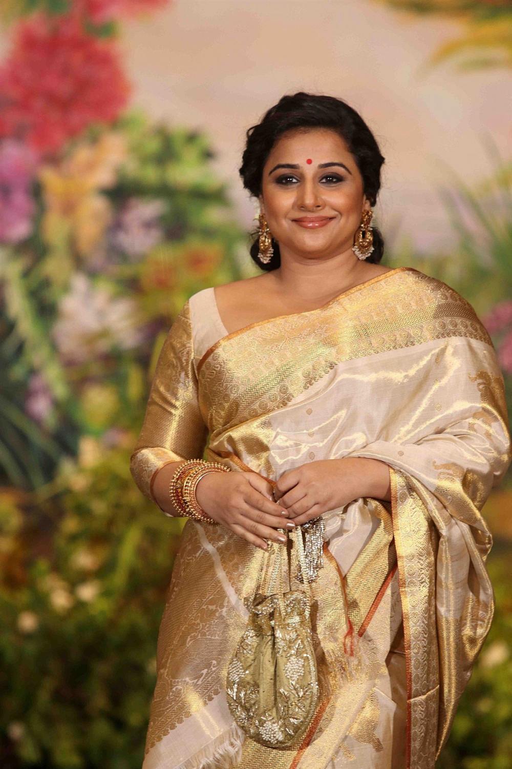Bollywood Queen Vidya balan Beautiful Stills In Gold Saree