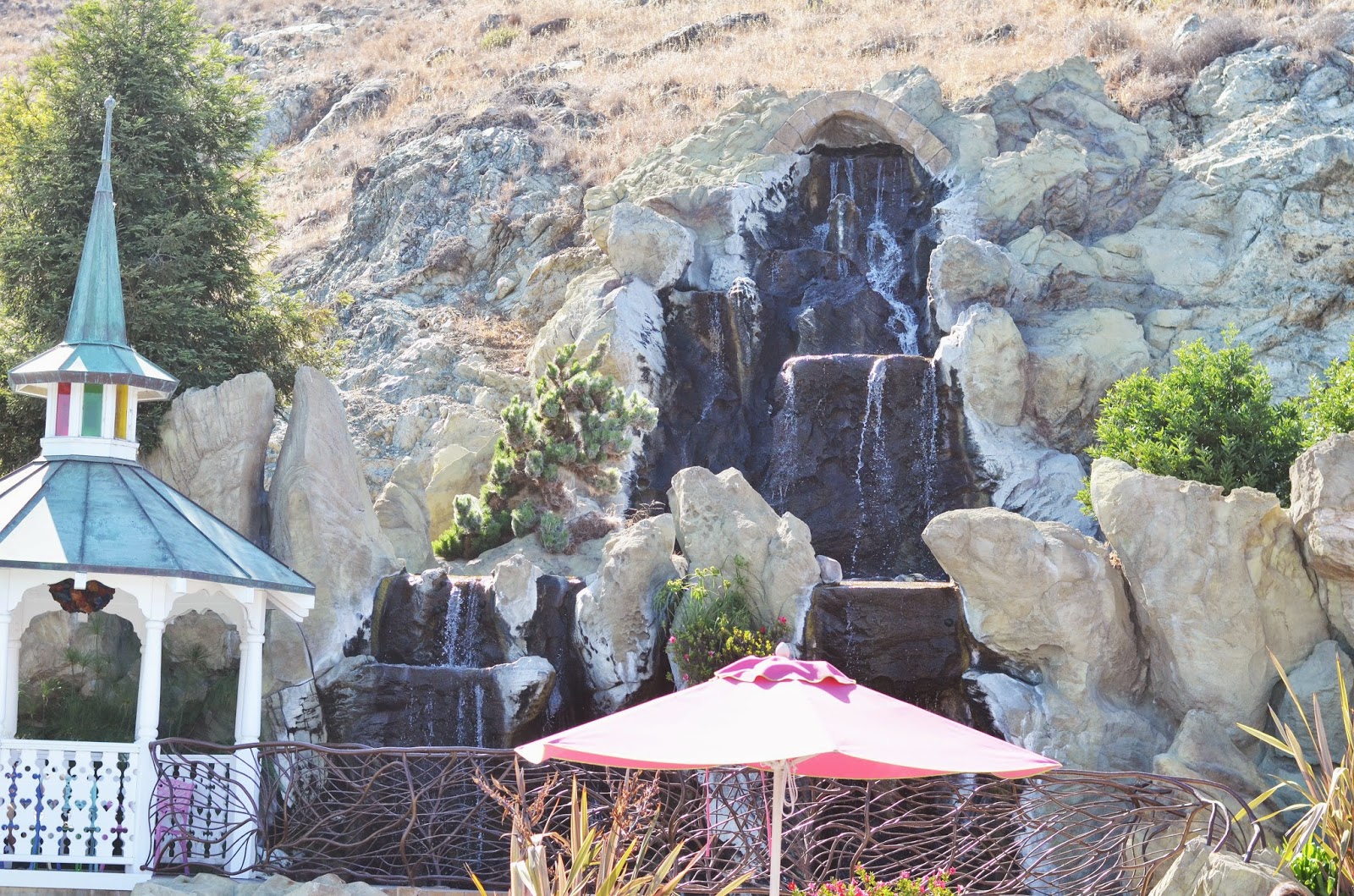 Madonna Inn : Pool Side - A Fashion Nerd