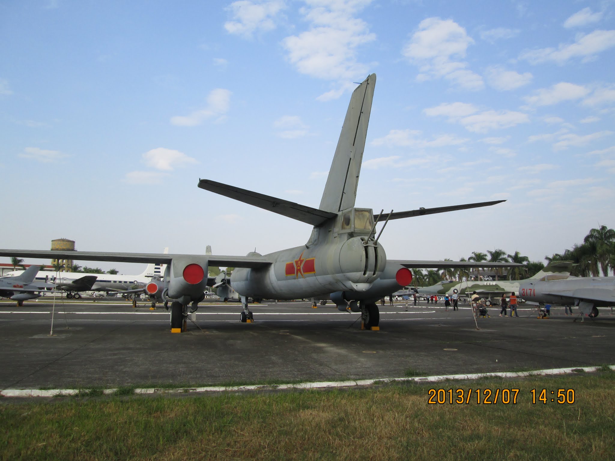 林斯健「便當教授」#BDPro。: 岡山空軍基地，露天的軍機展示場，2013年12月7日