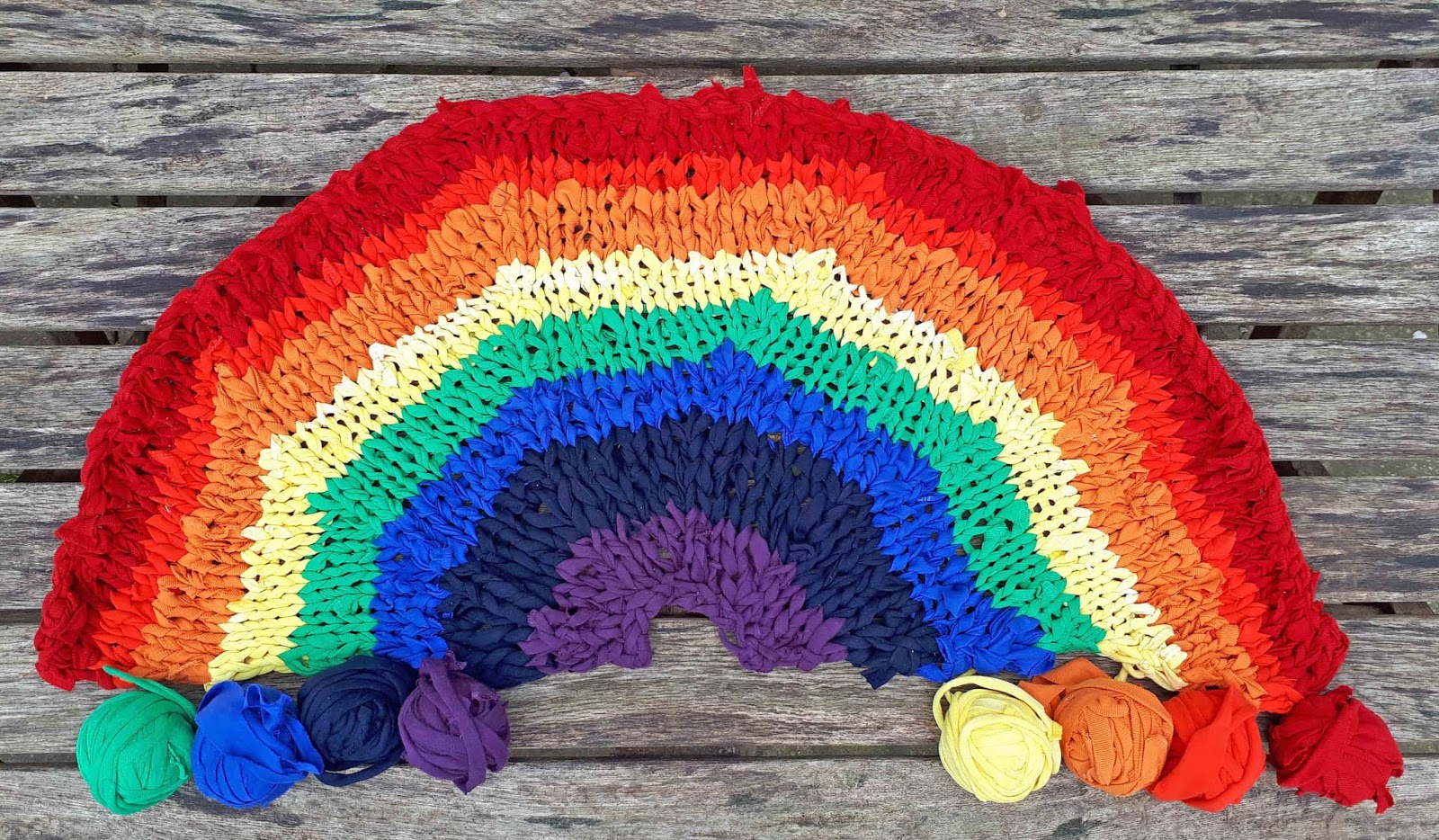 Hippystitch: Big Knitting Creates a Rainbow
