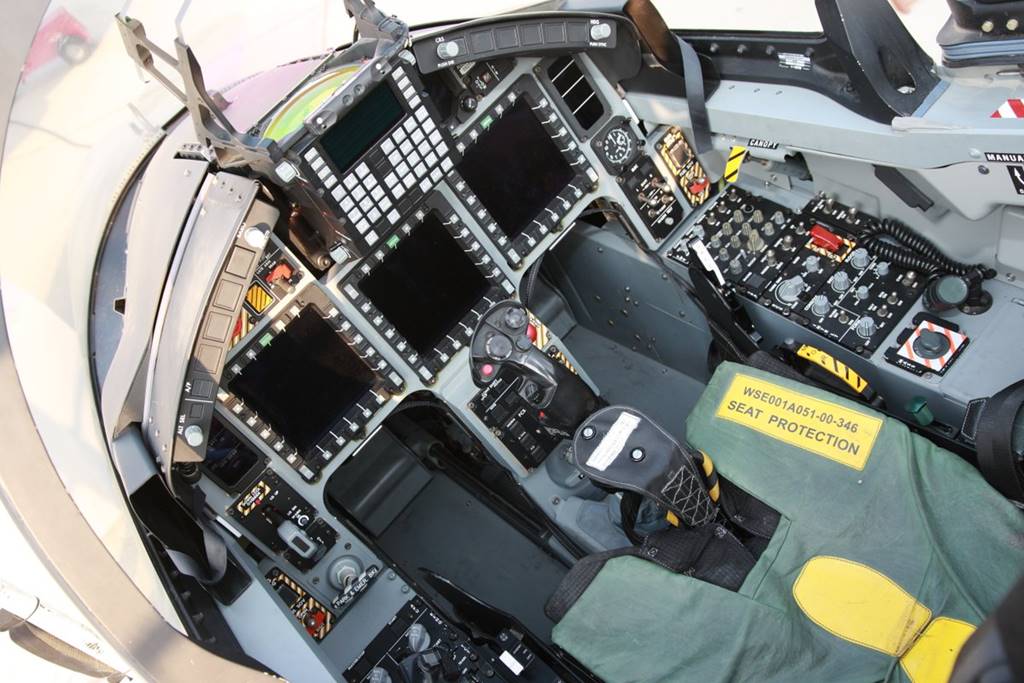 M-346FA GETS GREAT AUDIENCE AT THE DUBAI AIRSHOW - Blog Before Flight ...