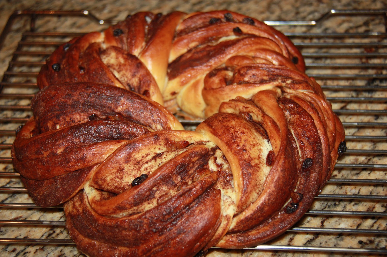 Tentações sobre a Mesa: Pão Enroscado com Canela e Chocolate