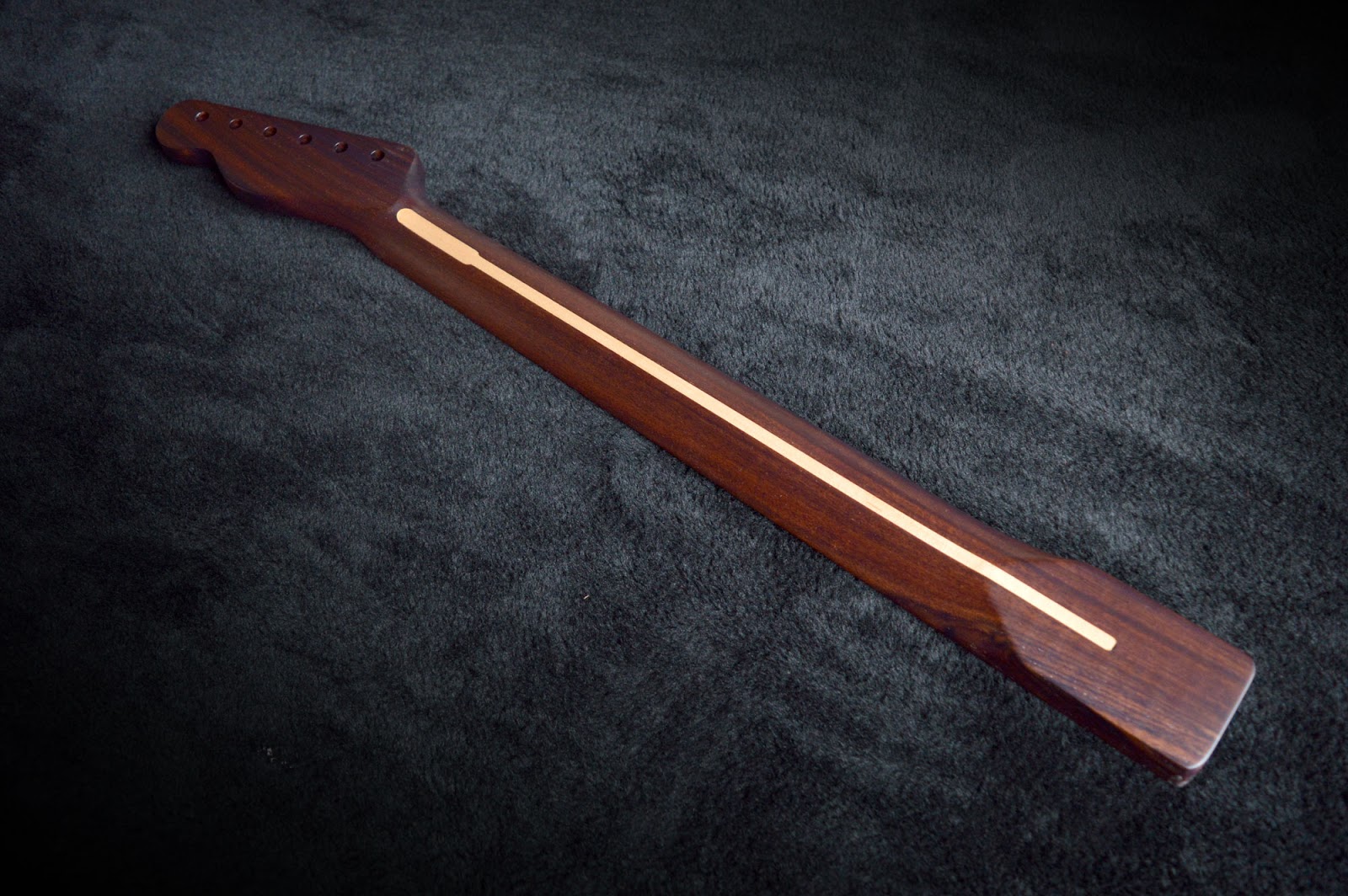 Pau Ferro neck - Kaiser Guitars - Corpos e braços usinados em CNC