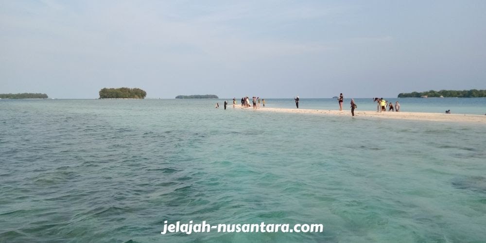 Pulau Gosong - Gundukan Pasir Putih Yang Tampak Ketika Air Laut Surut