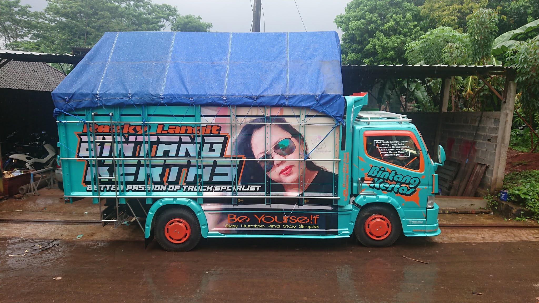 Modifikasi Truk Canter Warna Tosca KANJENG MAMI BINTANG KERTAS Variasi ...