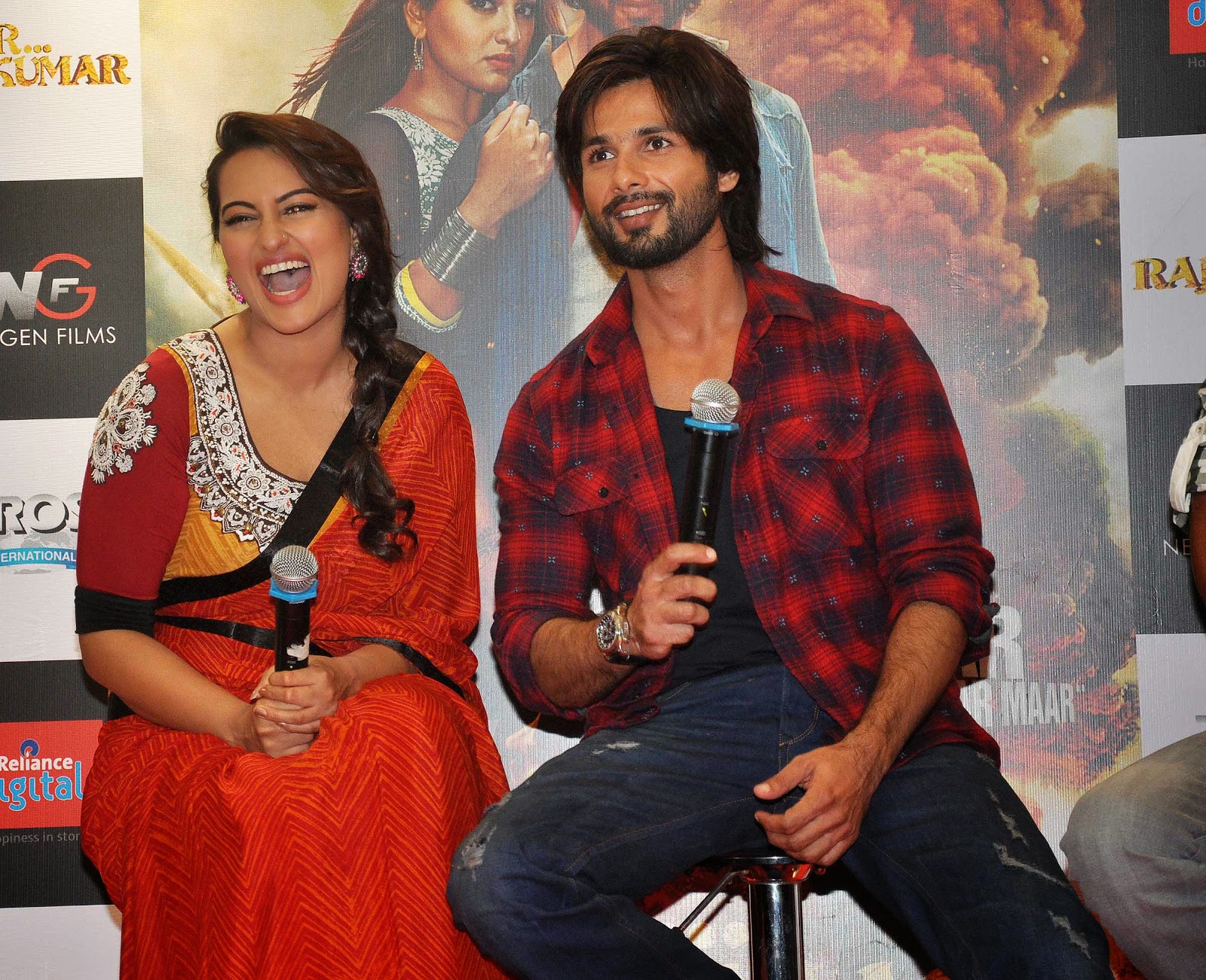 sonakshisinhawallpaper: Sonakshi Sinha & Shahid at Rajkumar Movie Promotion