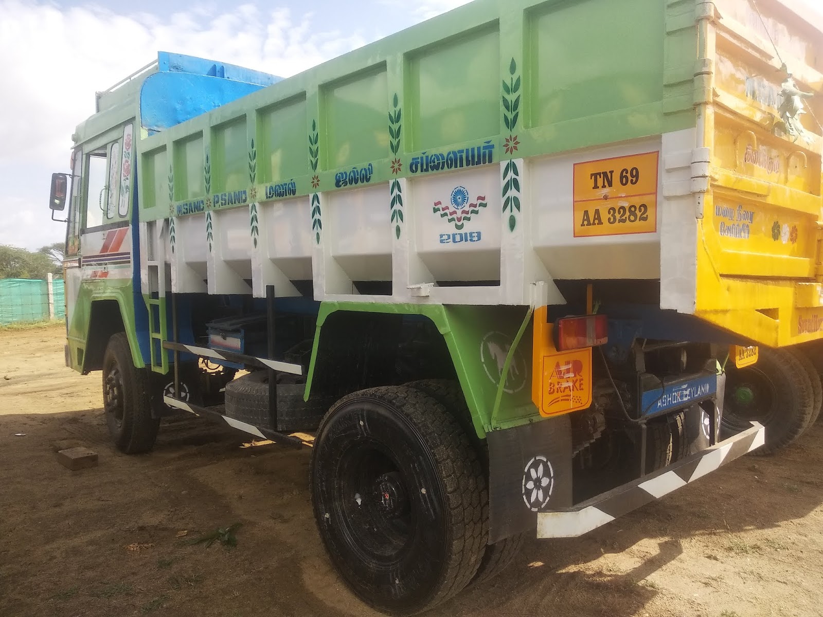 ASHOK LEYLAND 142 TIPPER 6 WHEEL LORRY MODEL : 2010 FOR SALE