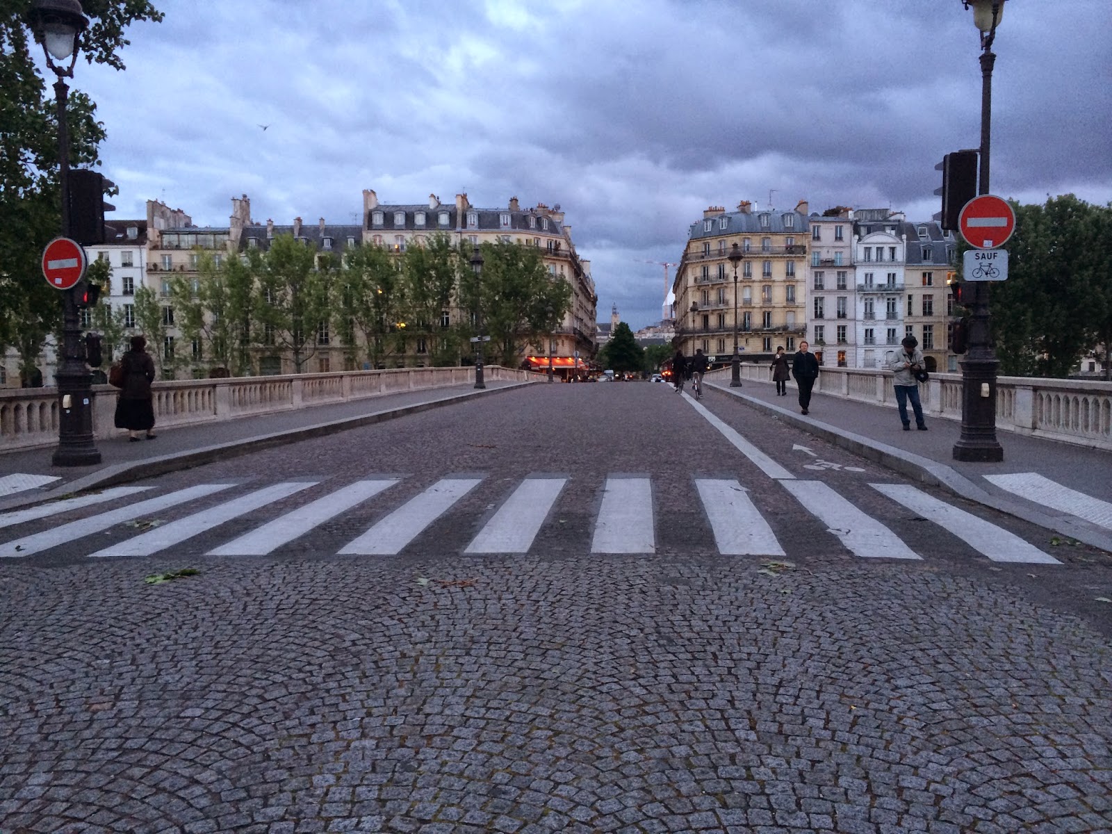 Paris à vélo: De la rive droite à la rive gauche par les îles.