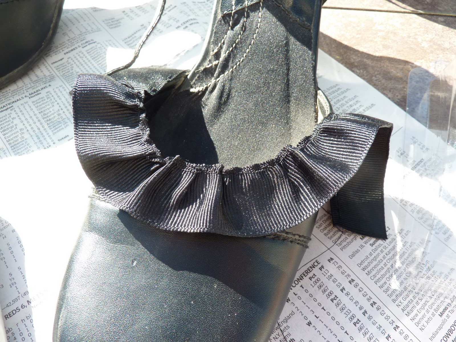 No time to be bored: Ruffle Shoe Tutorial: a Refashion