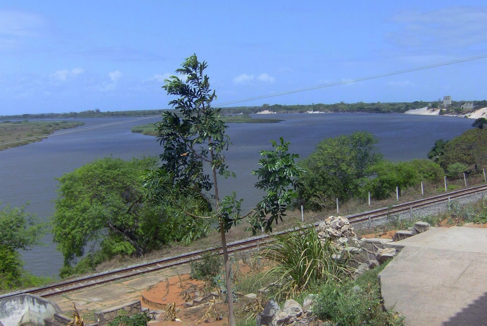 Marracuene - mais de edifícios antigos, jardins e paisagens com o rio ...