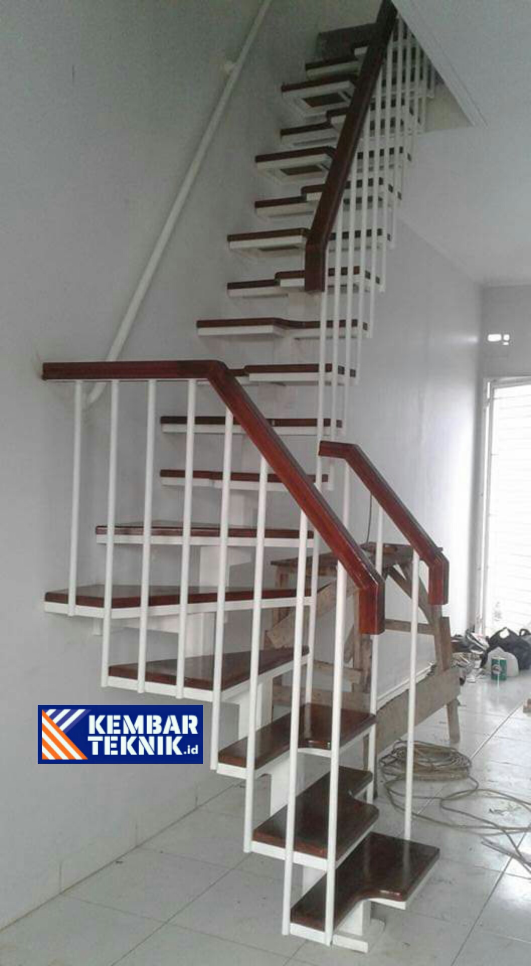 Membuat Tangga Besi Trap Kayu Untuk Rumah Minimalis